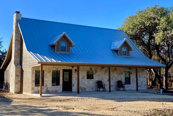 Beautiful Concan Luxury Lodge ~ 2 Minutes 2 Frio! - Concan, TX