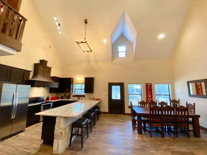 Luxury Lodge, Skylights, Vaulted, 3 Minutes 2 Frio - Concan, TX