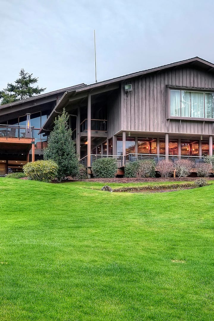 Restful Room With Accessible Features - Lincoln City, OR