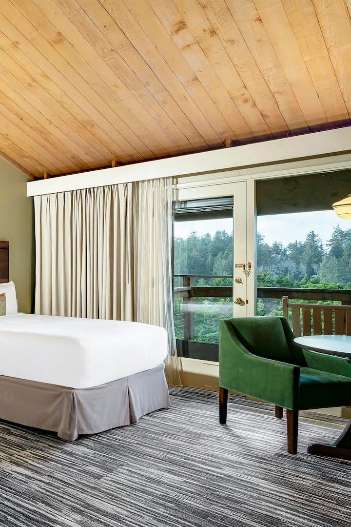 Restful Room With Accessible Features - Lincoln City, OR