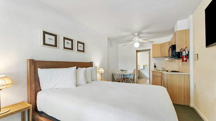 Even This Studio Has A Kitchen - Big Pine Key, FL