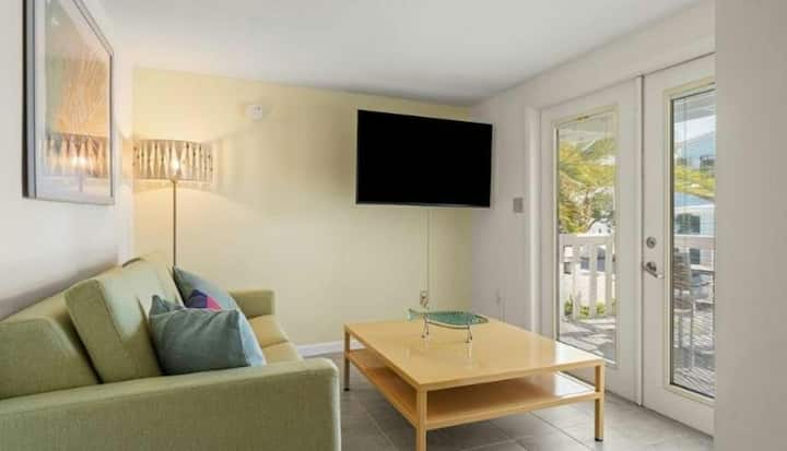 Spacious Suite Overlooking The Water - Big Pine Key, FL