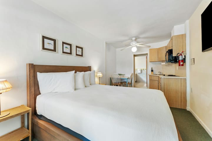 Spacious Suite Overlooking The Water - Big Pine Key, FL