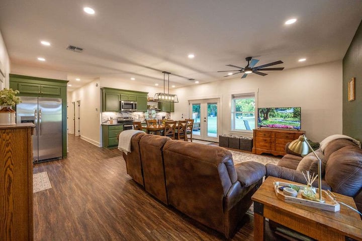 Private Brazos River + Indoor Pickleball + Hot Tub - Texas