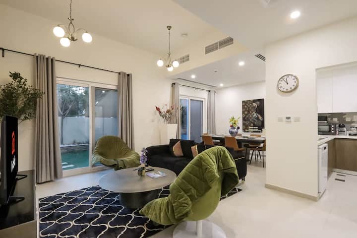 Livbnb- Classy 3br+maid's Villa With Private Patio - Dubai