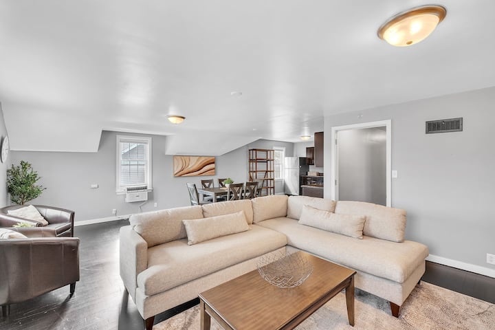New! Charming 3br Apartment W/ Scenic Deck - Middlebury, IN
