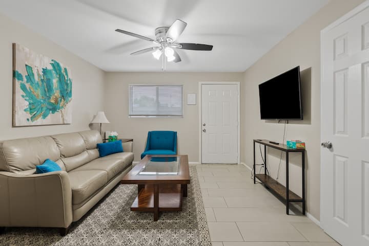 Clean Quiet Condo - Reliable Ac - Free Parking - Mesa, AZ