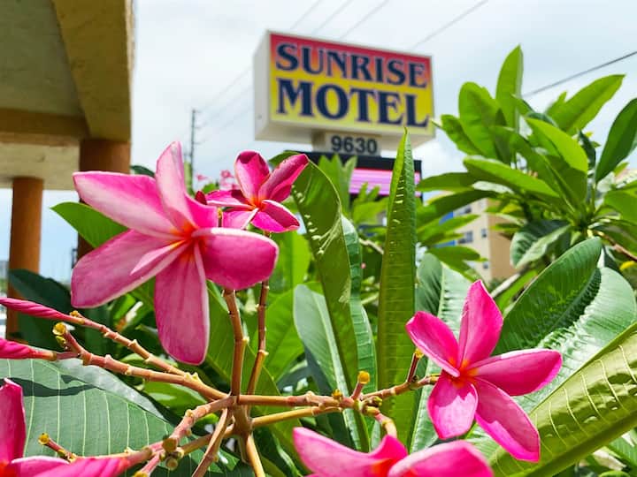 4-min Walk To Beach •Heated Pool + Parking - Treasure Island, FL