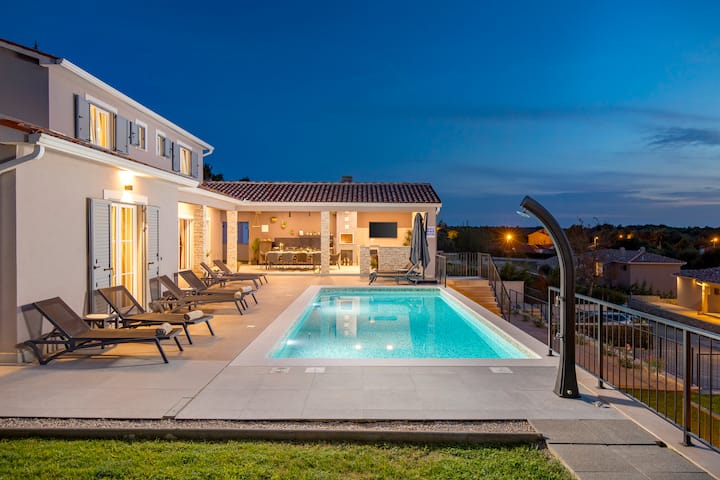 Beautiful Villa With A Pool, Hot Tub, And Sauna - Labin