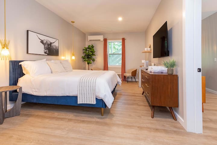 Azalea Suite At The Dogwood Boutique Motel - Maggie Valley, NC