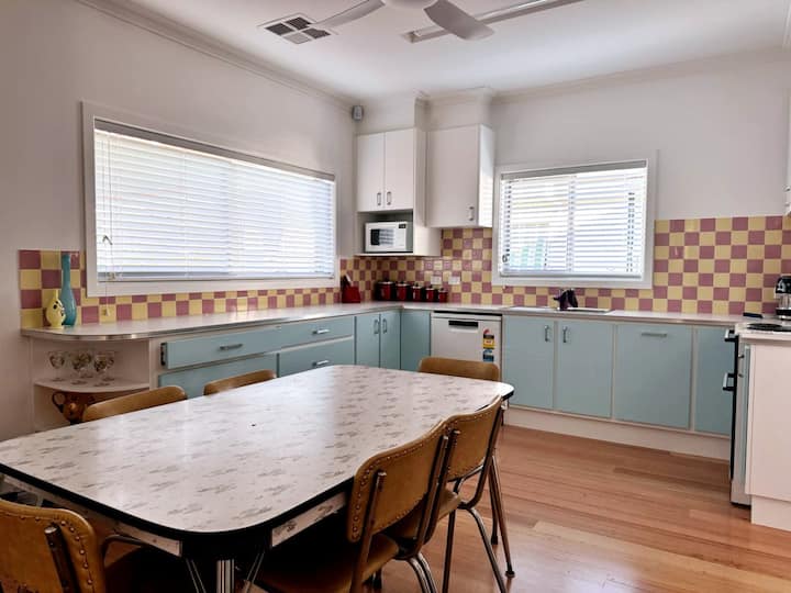 Happy Stays - Retro Haven - Shepparton