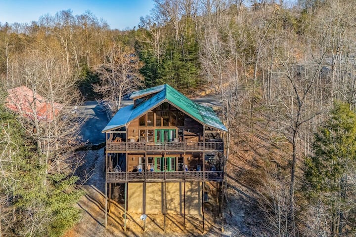 Sevierville Cabin W/ Hot Tub & Mtn Views - Gatlinburg, TN