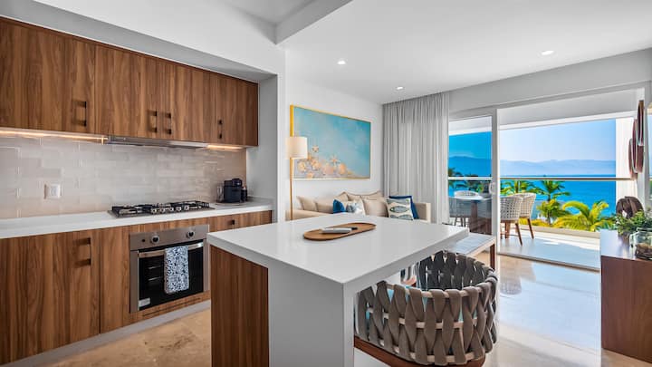 Oceanfront 1br With Balcony - Sea View & Pools - Puerto Vallarta