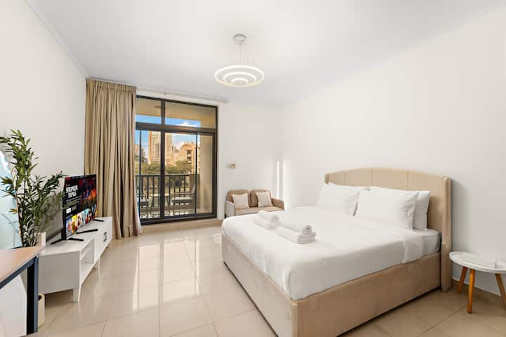 Stunning Studio With Scenic Canal Views - Dubai