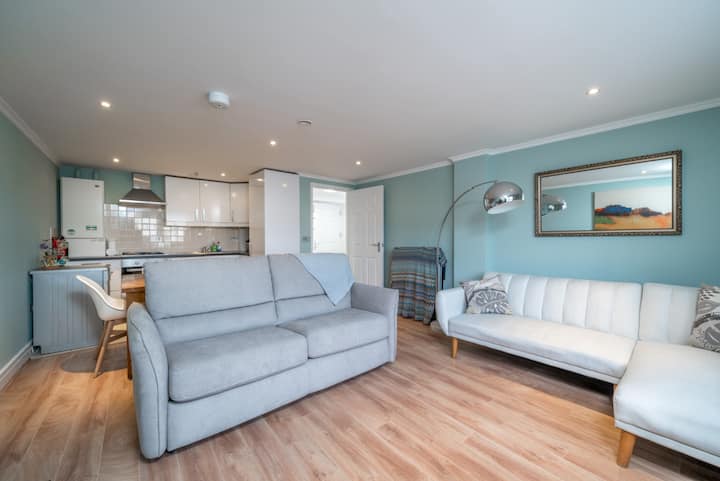 Modern Luxury Apartment, Sleeps Five, Barons Court - Fulham
