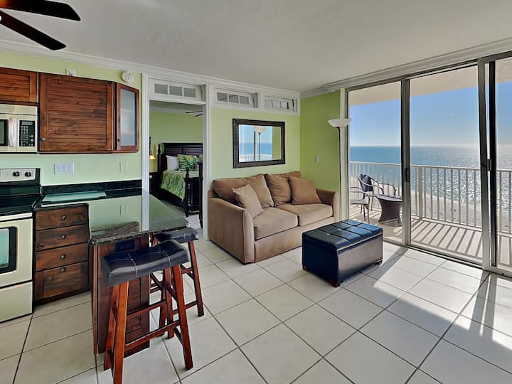 Spacious Beachfront Condo, Steps To Beach, Pool - Fort Myers Beach, FL