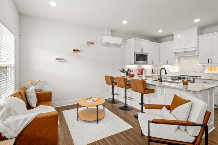 Modern 2br Condo | Near U Of A & Razorback Stdm - Fayetteville, AR