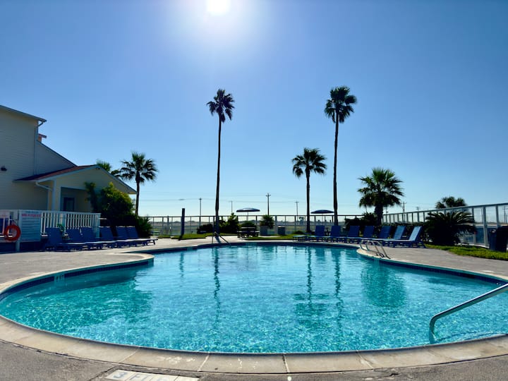 Coastal Getaway - Walk To Whitecap Beach! - Corpus Christi, TX