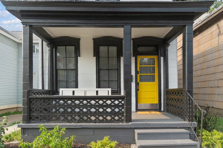 Walkable To Downtown! Home For 7! - Fort Wayne, IN