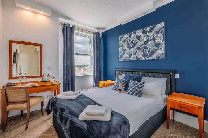 Couple Room – Steps Throw From The Beach - Westcliff-on-Sea