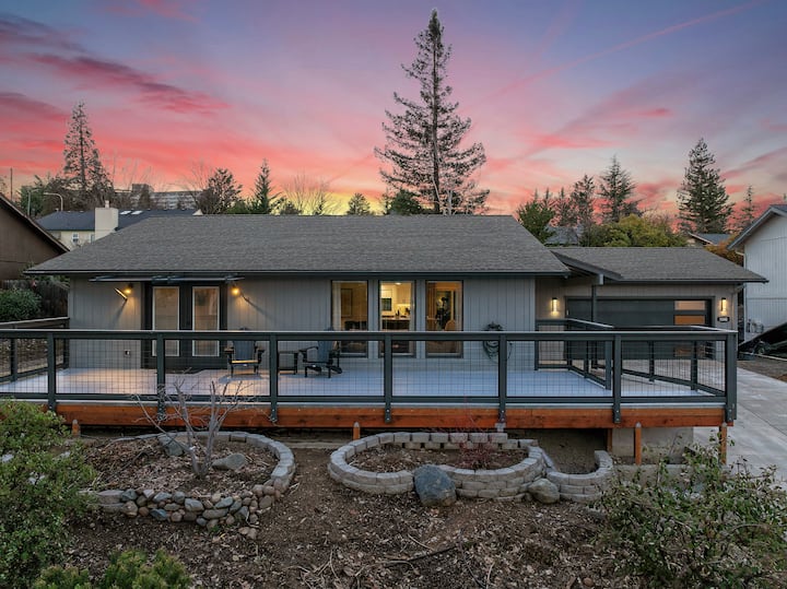 Manor Hill Haven | Hot Tub & Accessible Features - Medford, OR