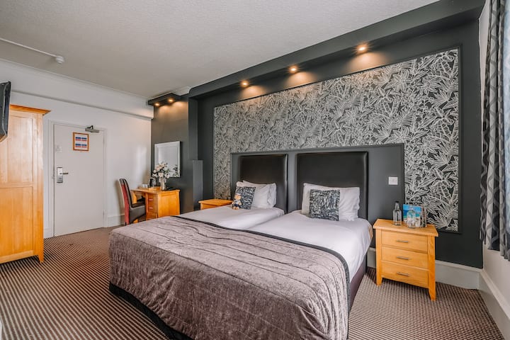 Seaside Sanctuary: Stay Near The Southend Splash - Southend-on-Sea