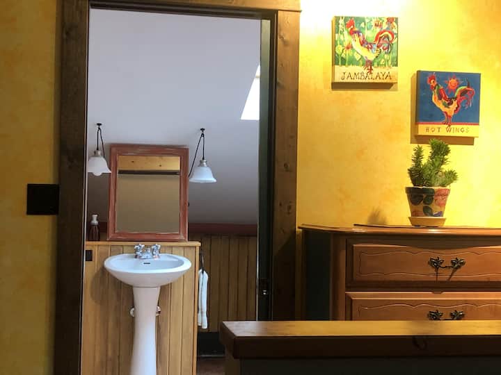 Downtown Bright Studio Oasis With A View & Deck! - Nelson