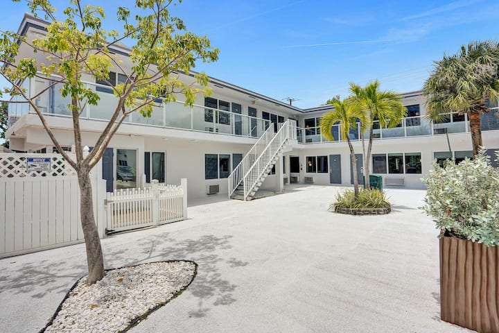 Peaceful King Room In Adults-only Building - Fort Lauderdale, FL