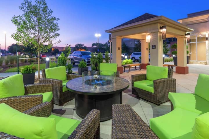 Spacious King Room | Pet-friendly & Free Parking - Arvada, CO