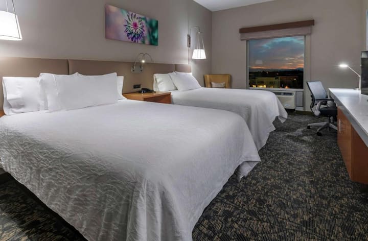 2 Queen Beds | Pet-friendly. Pool & Free Parking - Denver, CO