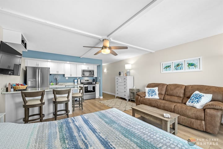 Ocean View Balcony! Next To The Beach With Pool! - New Smyrna Beach, FL