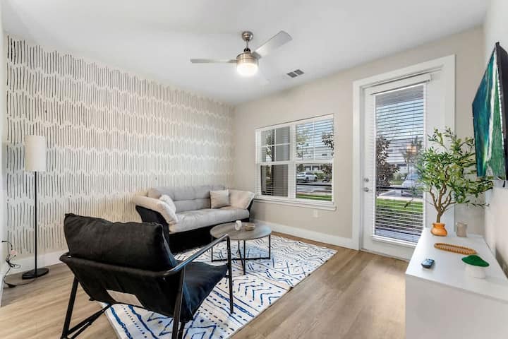 Close To Universal King Suite, Pet-friendly Stay - Orlando International Airport (MCO)