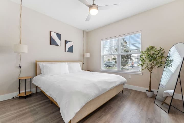 Comfortable Stay King Bed Near Parks, Pet-friendly - Orlando International Airport (MCO)