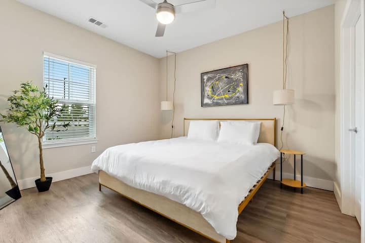 Luxury King Bed, Close To Parks, Pet-friendly - Orlando, FL