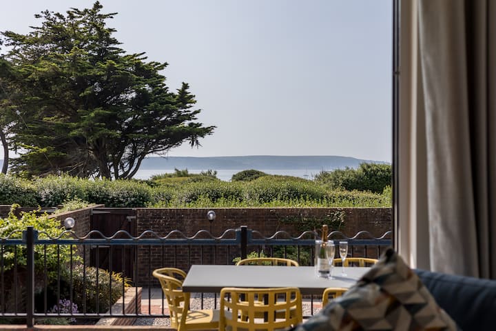 Columbia House | Sea Views | Short Walk To Beach - Milford on Sea