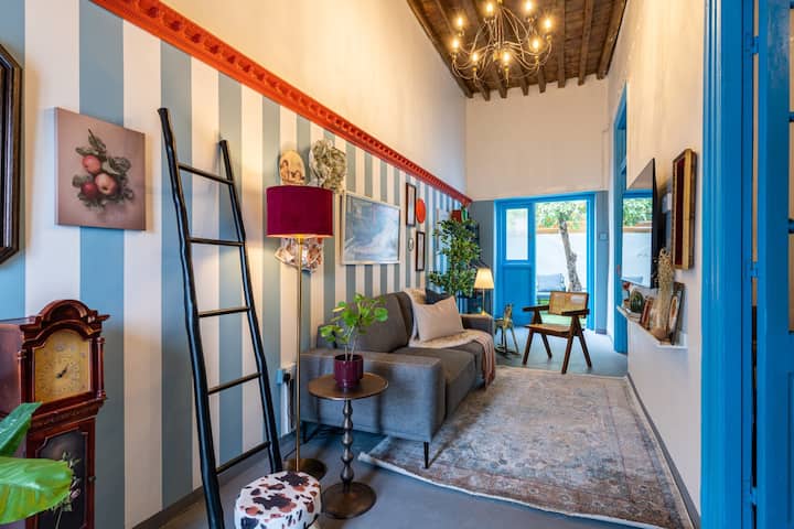 Blue Haven: A 2-br Artistic Escape In Larnaca - Lárnaka
