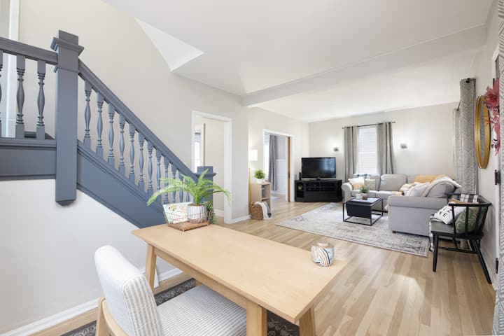 Walk To Highland Square, Hot Tub, Sleeps 8! - Akron, OH