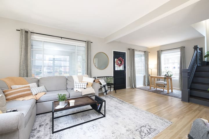 Walk To Highland Square, Hot Tub, Sleeps 8! - Akron, OH