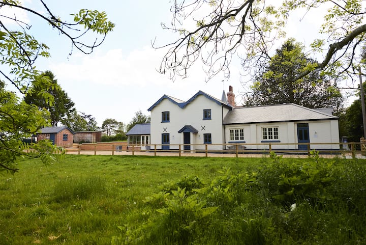 Bell Hatch - Christchurch, UK