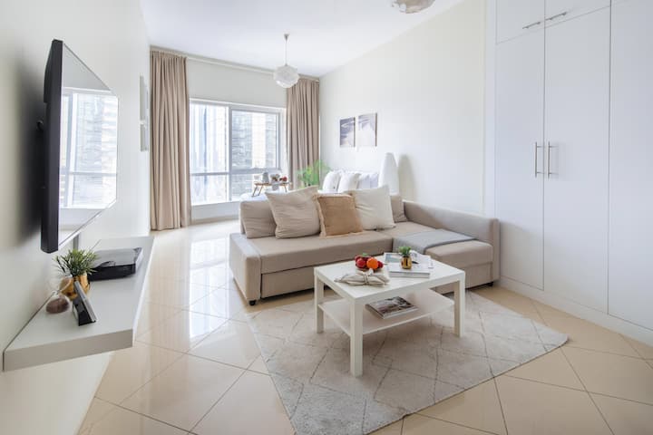 Bright Waterfront Studio With Lake Views In Jlt - Dubai