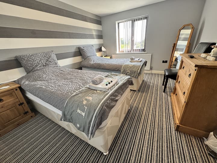 Twin-supérieure-sdb Privée Avec Douche-vue Sur Rue - Anderby Creek