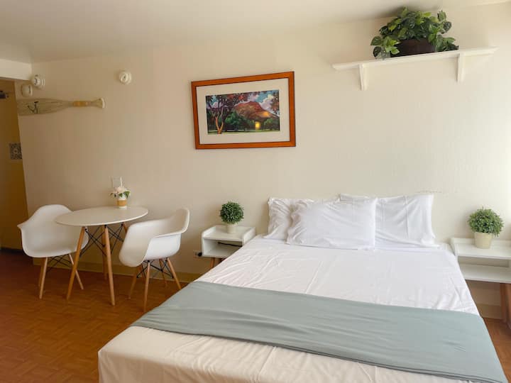 Mellow Hawaiian Monarch Studio | Pool + Gym - Honolulu, HI