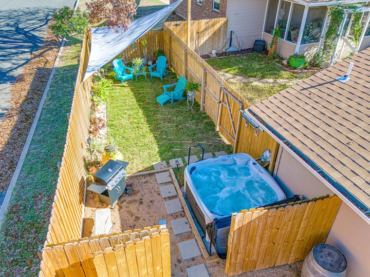 Cross Mountain Cottage - Cozy Retreat With Hot Tub - Fredericksburg