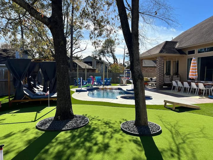 Luxury Villa W/ Pool, Spa & Games, Near Houston - Houston, TX