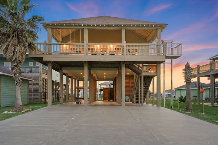 Hot Tub | Walk To Beach | Sleeps 18 - Crystal Beach, TX