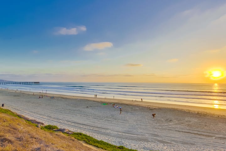 Charming Oceanfront View Condo, Pool, And Parking - San Diego, CA