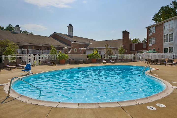 Ohio U Visitor's Dream: Prime Location, 2 Rooms - Athens, OH