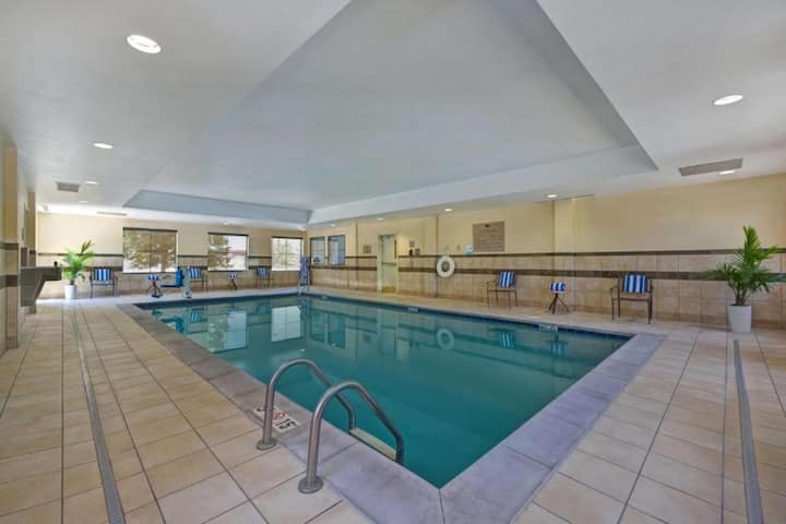 King Suite Near Tech Center + Pool&free Breakfast - Centennial, CO