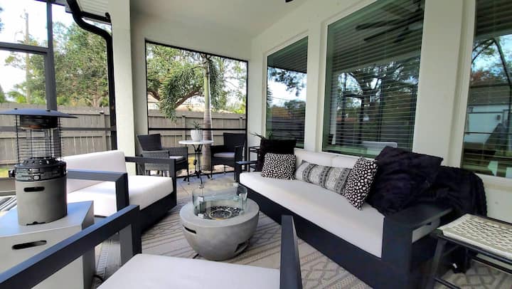 Tiny Home Oasis - Poolside Relaxation With A Loft! - Tampa