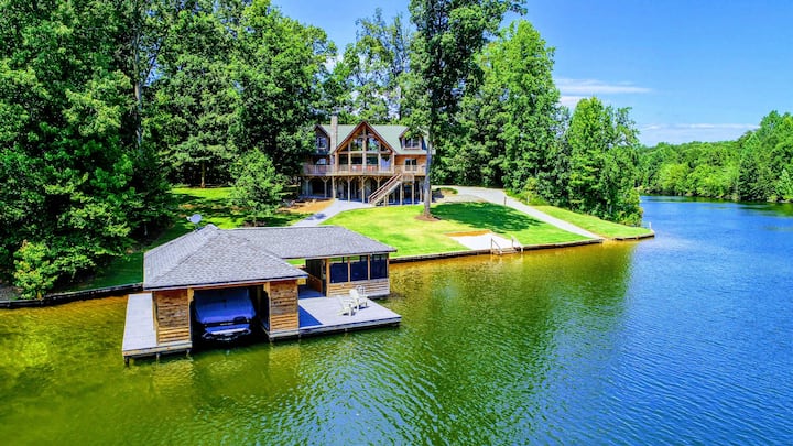 Lakefront Lake Anna Log Cabin, Views, Dock, Deck - Lake Anna, VA